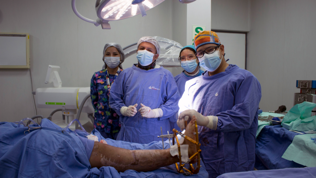 Logran con éxito primera cirugía de colocación de fijador hexapodal ...