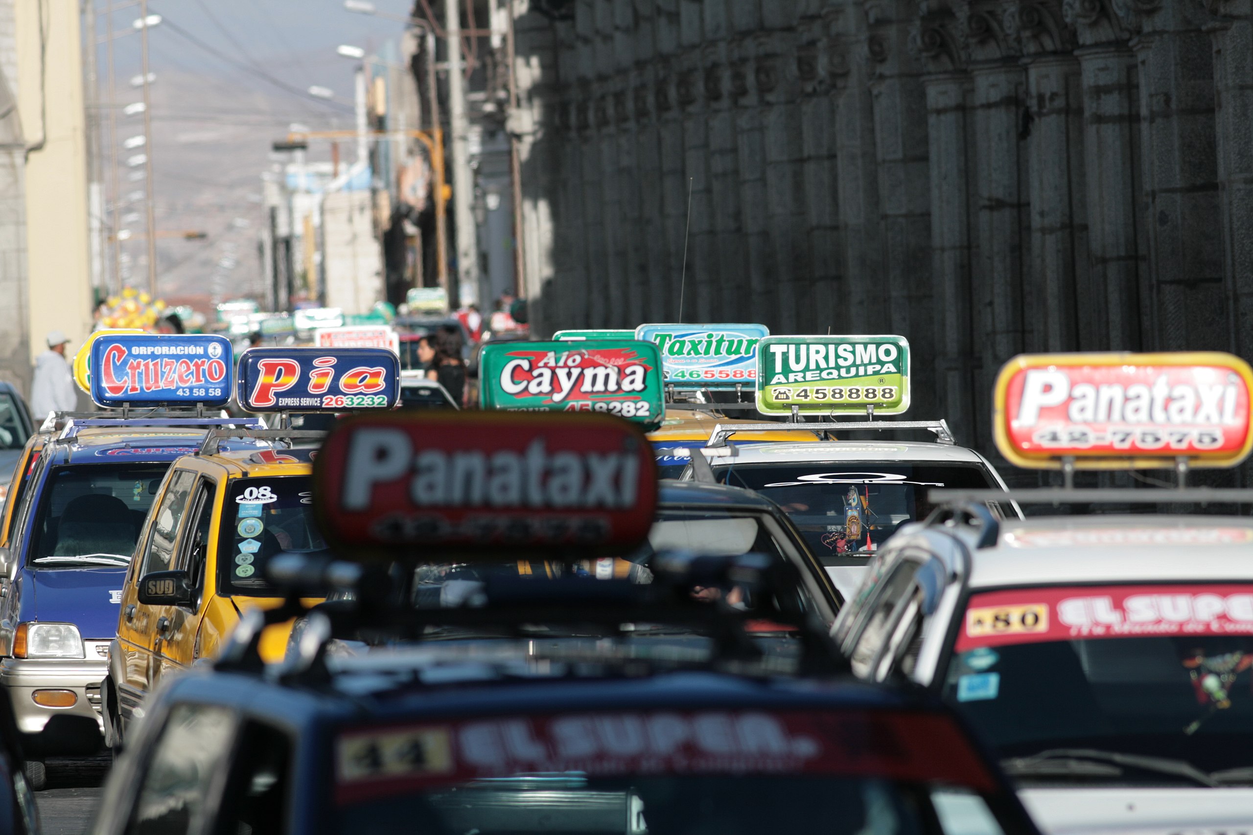 Taxistas evalúan realizar marcha rodante por mal estado de calles ...